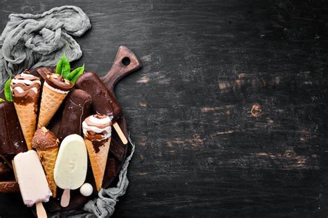 Un Juego De Helado Con Nueces De Chocolate Y Mermelada Sobre Un Fondo