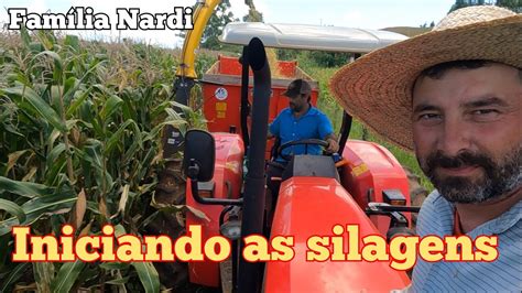 Ajudando O Vizinho A Fazer Silagem De Milho Fazendo Silagem Puxando