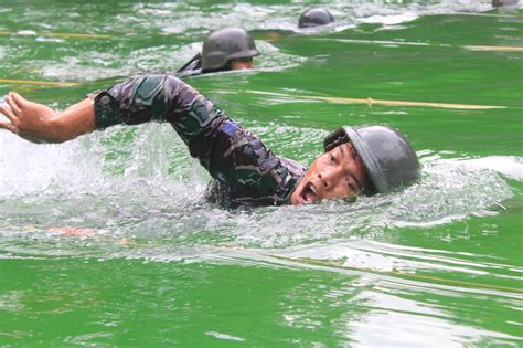 PRAJURIT YONTANKFIB 1 MARINIR LAKSANAKAN UNPD RENANG MILITER