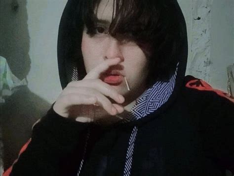on Twitter Él se enamoró de sus flores y no de sus raíces y