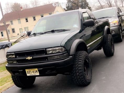 2002 Chevrolet S10 Pro Comp Series 51 Rough Country Custom Offsets
