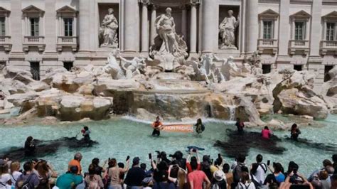 A Roma Gli Eco Vandali Blitz Sulla Tangenziale E Fontana Di Trevi
