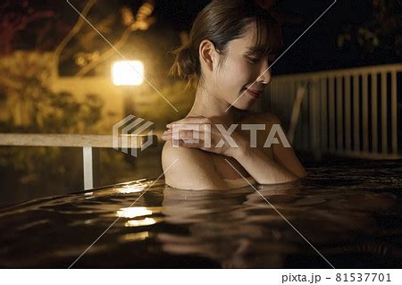 夜貸切露天風呂に入る若い女性 温泉イメージ GoToトラベルキャンペーン 全国旅行支援の写真素材 81537701 PIXTA