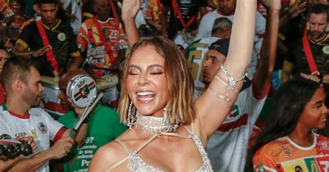 Rainha De Bateria Da Grande Rio Paolla Oliveira Elegeu Um Look Todo