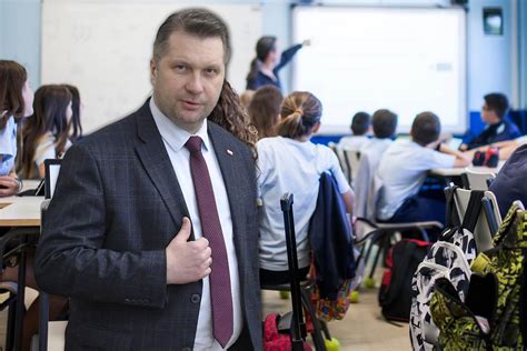 Wcześniejsze emerytury dla nauczycieli Minister Czarnek stawia sprawę