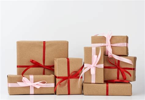 Pila de regalos en cajas envueltas en papel kraft marrón y atadas con