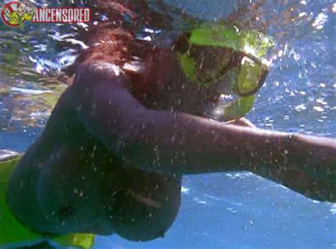 Голая Джули К Смит в Return to Savage Beach