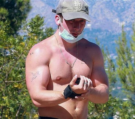 Jeremy Allen White Nude Gay Male Celebs