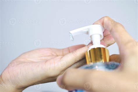 lave as mãos álcool gel para desinfetar e prevenir o coronavírus