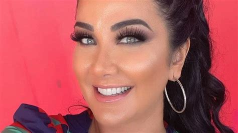 Helen Ganzarolli Posa Decotada E Boa Forma Rende Elogios Perfeita