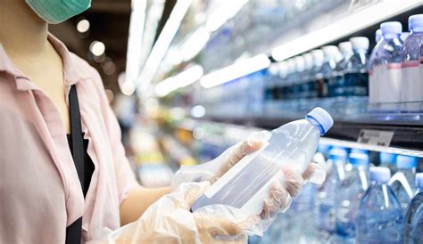 L acqua scade Tutta la verità e cosa succede se la bevi IreneMilito it