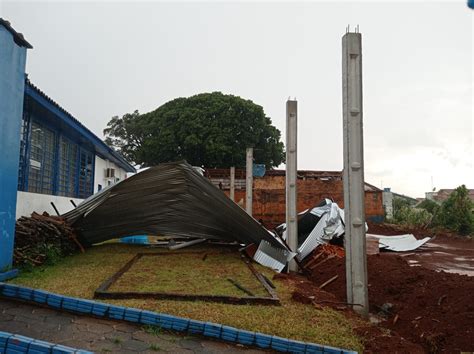 Temporal provoca destelhamentos e queda de árvores em Humaitá Rádio