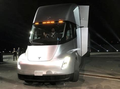 Tesla Semi Truck Camion autonomo electrico futurista Atracción360