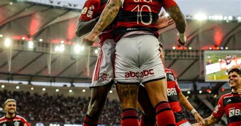 Arrascaeta celebra vitória do Flamengo em clássico e mira título do