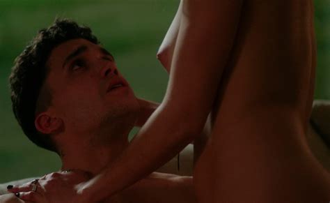 Las escenas sexuales de María Pedraza en Élite y La Fabrica de Papel