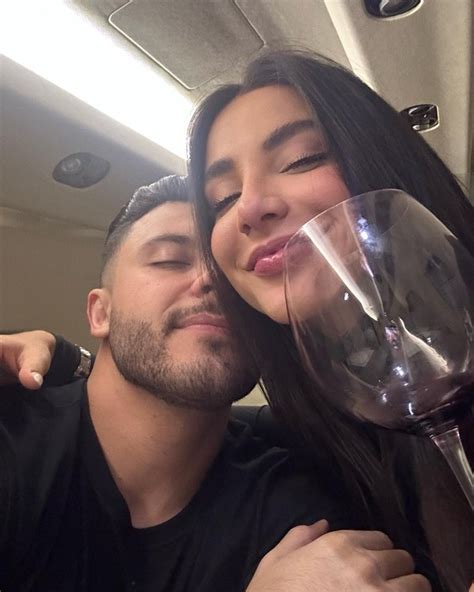 Gabriela Versiani se declara a Murilo Huff em aniversário de um mês de