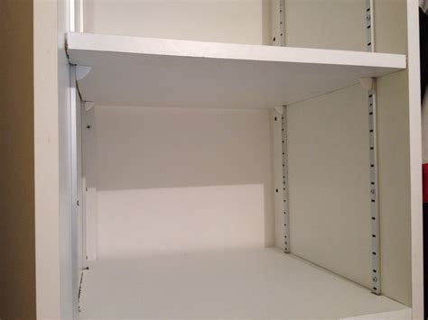 Comment fixer des étagères dans un dressing