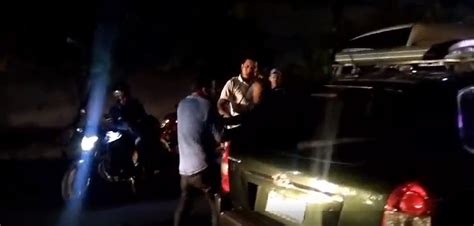Conductor ebrio choca contra un microbús y varios hombres lo bajan de