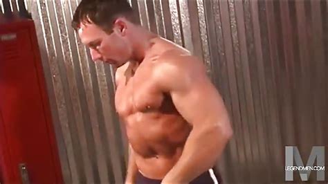 Sexy Sonnenanbeter Befummelt Seinen XL Schwanz Gayfreude