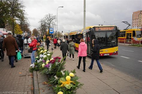 Wszystkich Wi Tych Odzianie T Umnie Wyruszyli Na Cmentarze