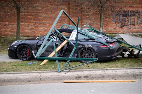 Wypadek na Bałutach Porsche wjechało w przystanek MPK Łódź ZDJĘCIA