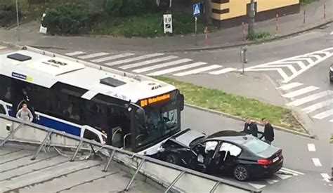 Wypadek W Krakowie Czo Owe Zderzenie Autobusu Mpk I Osob Wki Krak W