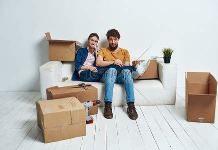 年轻已婚夫妇的盒子里有东西移动房间内部有趣高清摄影大图 千库网