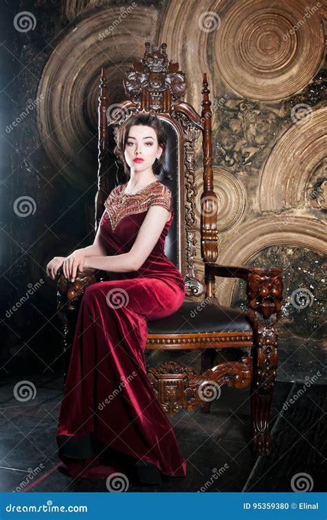 Reina En El Vestido Rojo Que Se Sienta En El Trono S Mbolo De La