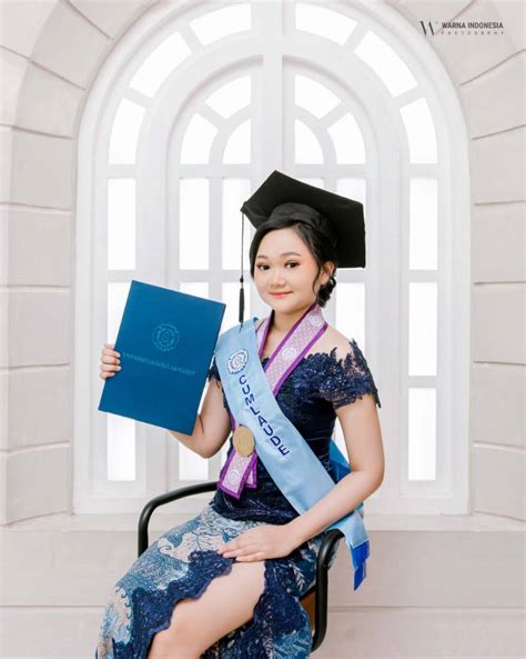 10 Gaya Foto Wisuda Sendiri Couple Hingga Group Yang Berkenang