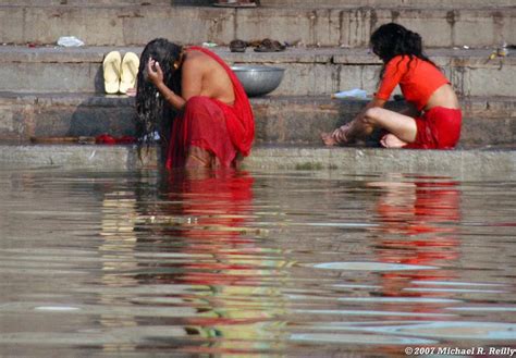 Desi Aunty Open Bathing In Gange Sexy Photos