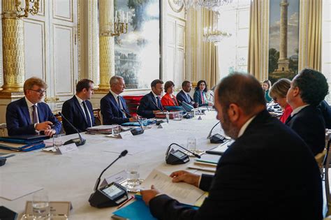 Dernière actu pour les passionnés Devant ses ministres Emmanuel