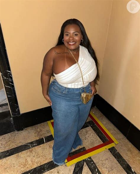Jojo Todynho valoriza cintura mais fina em look body e calça jeans