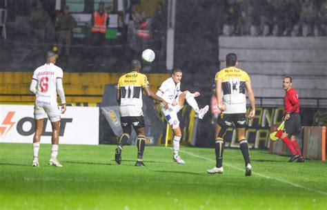 Bahia leva dois gols mas reage e empata o Criciúma fora de casa