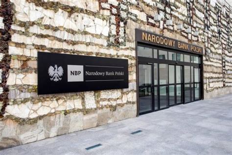 Kursy walut NBP Ile kosztuje dolar euro frank i funt w poniedziałek