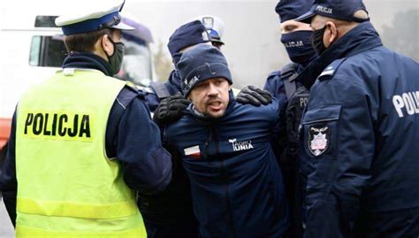 Protest rolników Michał Kołodziejczak z Agro Unii zakuty w kajdany