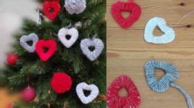 Un arbre de Noël en bois et boules de laines Femme Actuelle Le MAG