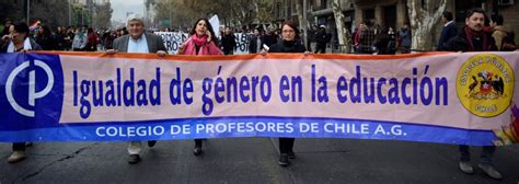 PROFESORES SE SUMARON A MASIVA MARCHA CONTRA LA VIOLENCIA Y POR UNA