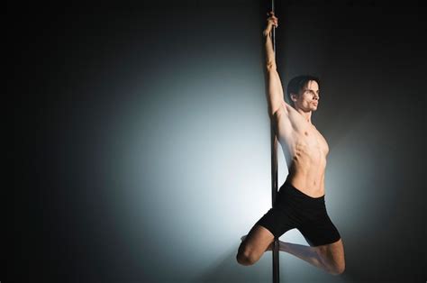 Retrato De Atractivo Modelo Masculino Posando Foto Gratis
