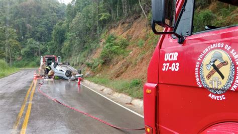 Motorista fica preso às ferragens após capotamento no Alto Vale Rede