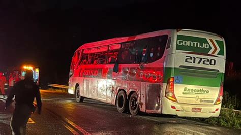 Acidente na BR 101 ônibus que saiu de Pernambuco deixa quatro