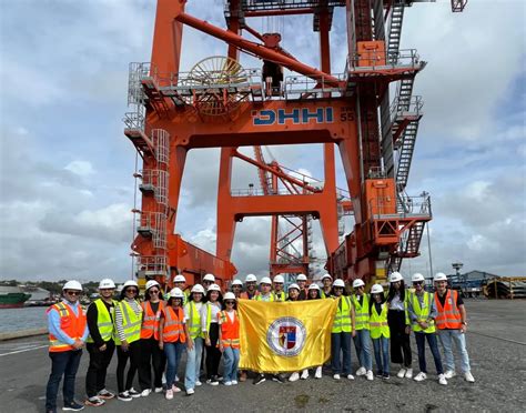 Estudiantes de Dirección Empresarial visitan instalaciones del Puerto