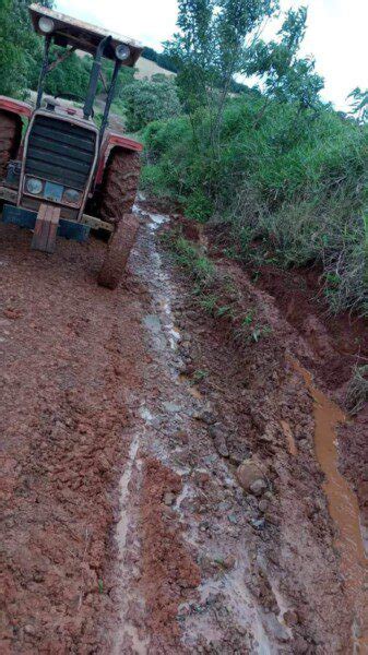 Agricultores estacionam as máquinas na frente da Prefeitura de Panambi