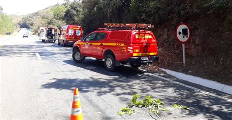 Carro bate em ponto de ônibus na MG 050 próximo a Pedra do Indaiá