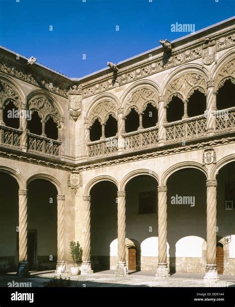 Claustro Plateresco Del Colegio De San Gregorio Ahora Museo Nacional