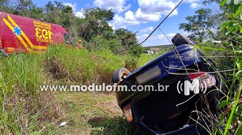 Motorista tenta desviar de veículo que estava na contramão capota