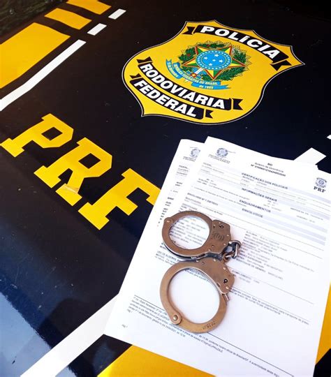 PRF encontra homem mandado de prisão em aberto viajando dentro de
