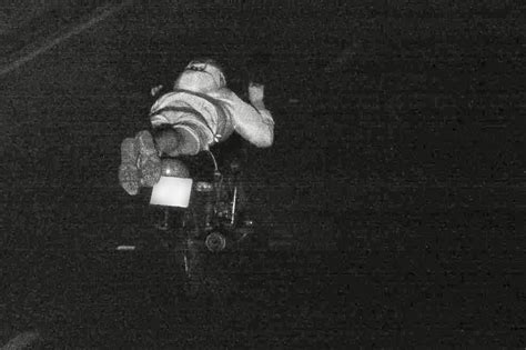 Motociclista é flagrado deitado em moto velocidade 85 acima da