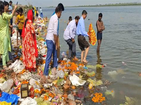 Durga Visarjan 2023 People Immerse Idol Of Maa Durga In Yamuna Flouted