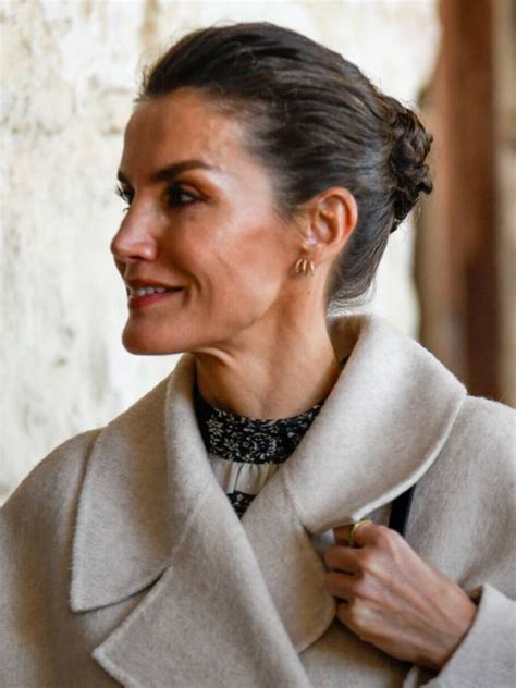La Reina Letizia Se Va De Rebajas Su Nuevo Vestido De Mango Por Menos