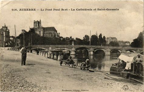Auxerre Le Pont Paul Bert La Cathédrale et Saint Germain à Auxerre